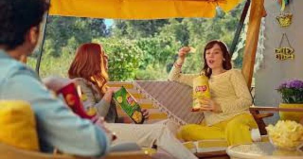 Lay’s, Demet Evgar ile yepyeni bir reklam filmine imza attı - Mahalli ...